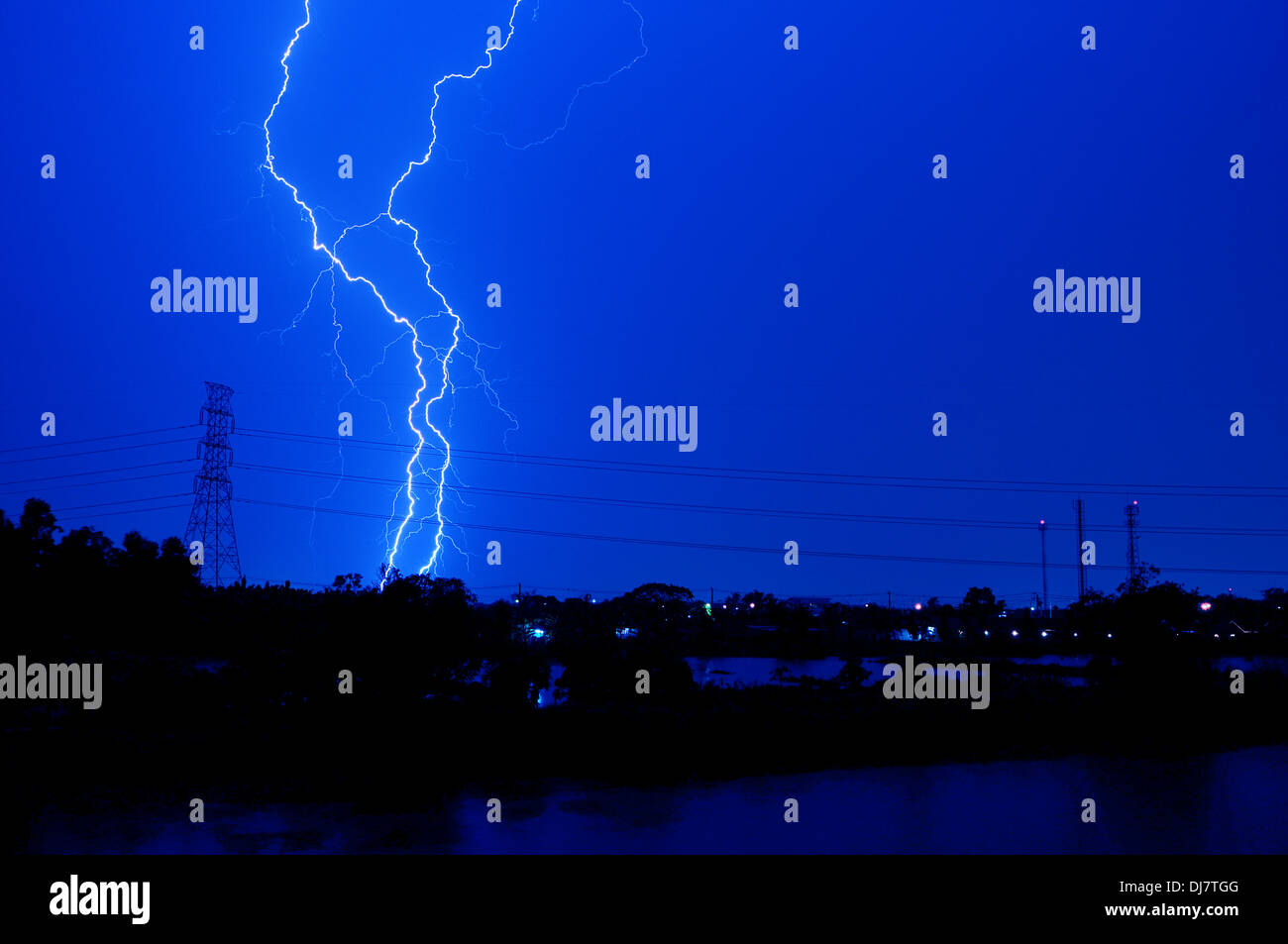 Lightning sky hi-res stock photography and images - Alamy
