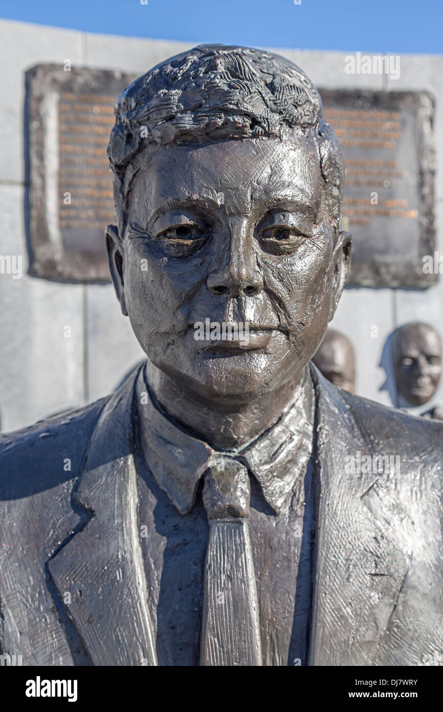 Kennedy statue hi-res stock photography and images - Alamy