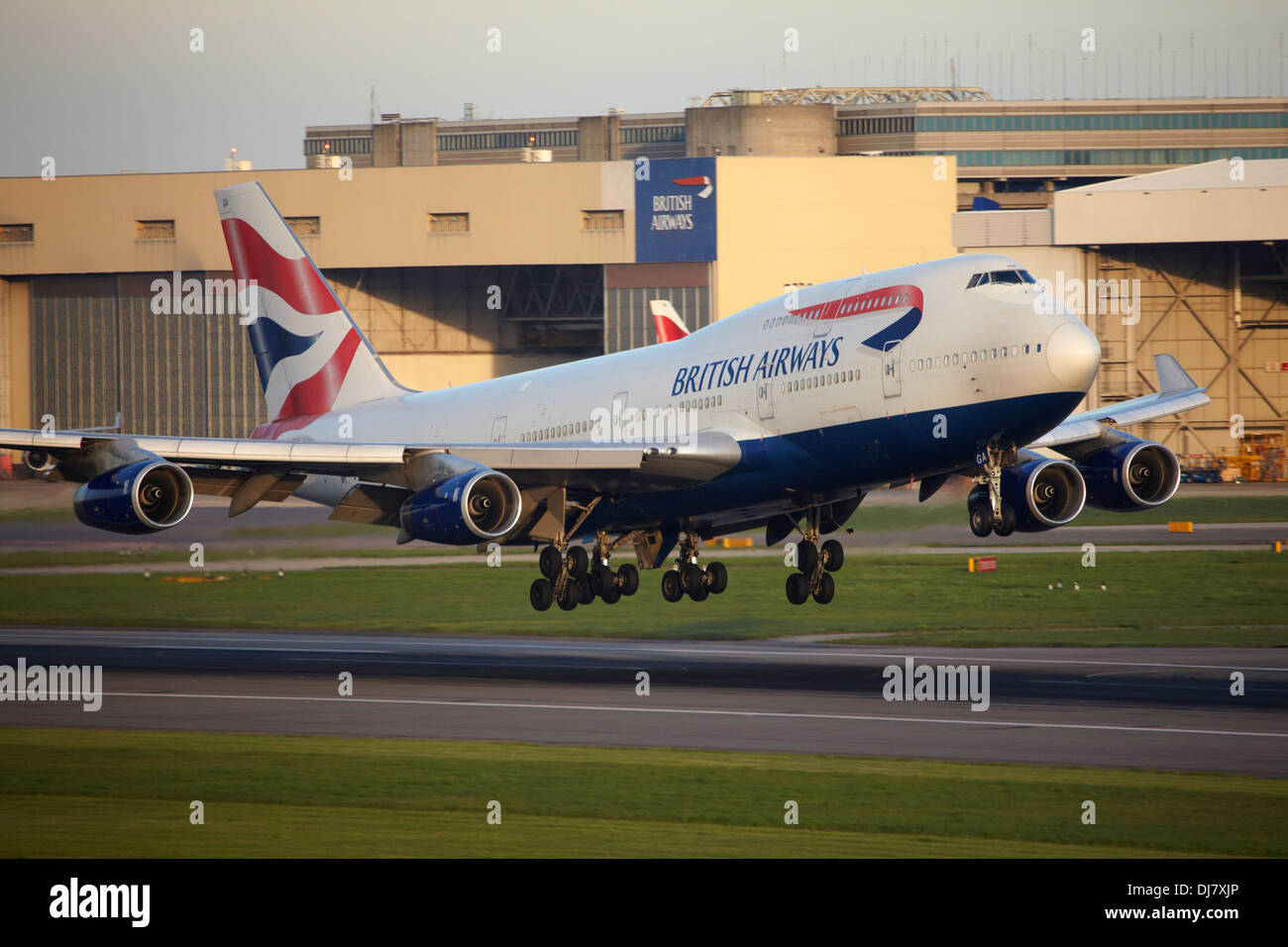 British Airways Boeing 747 jumbo jet landing at London Heathrow Airport ...
