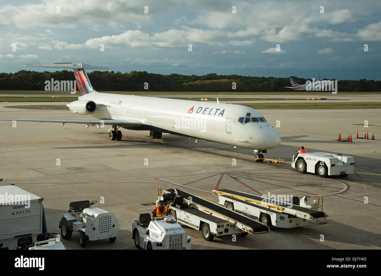 Push back a Delta Airways MD 88 leaving the stand at Tampa ...