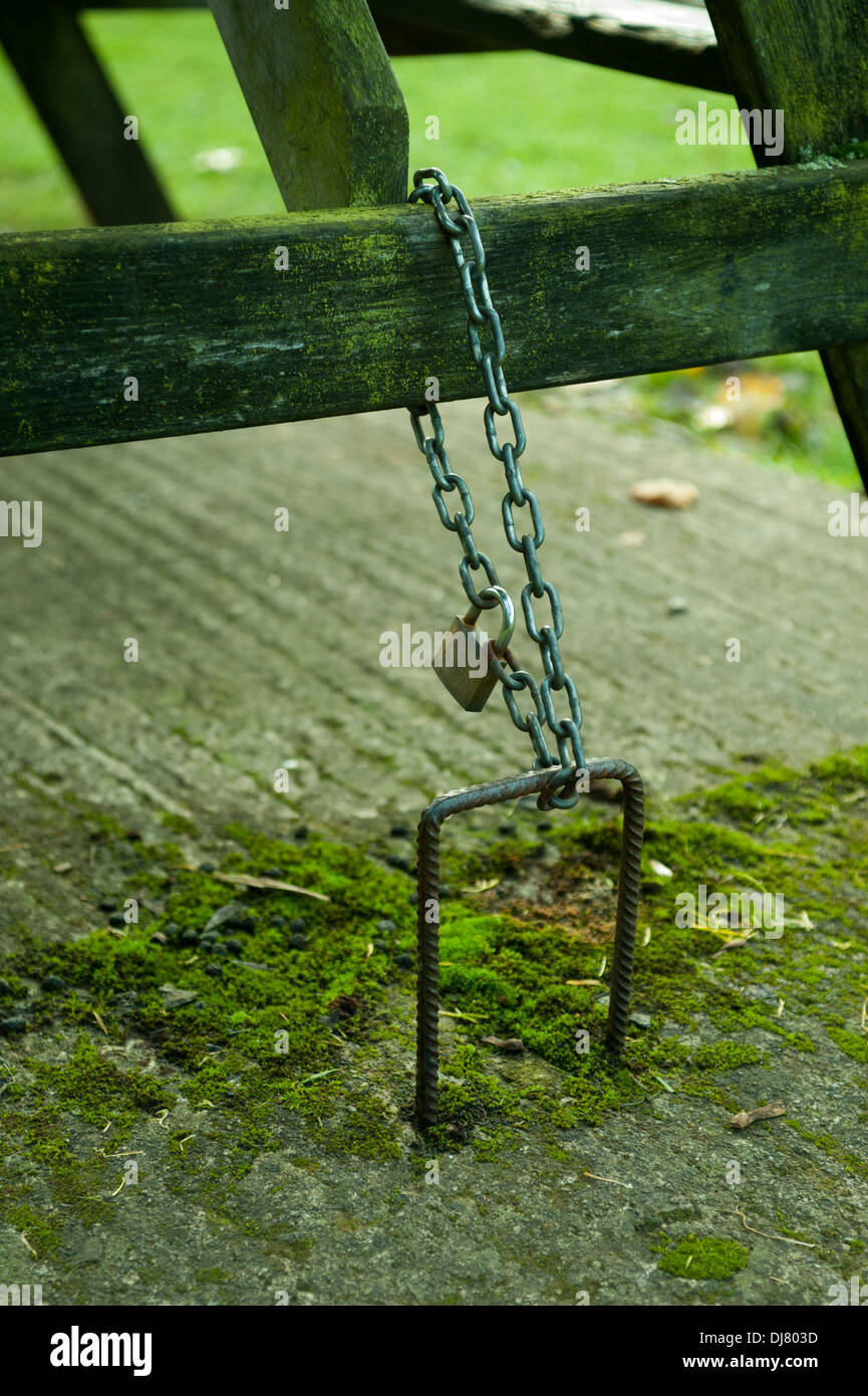 Padlock chain hi-res stock photography and images - Alamy