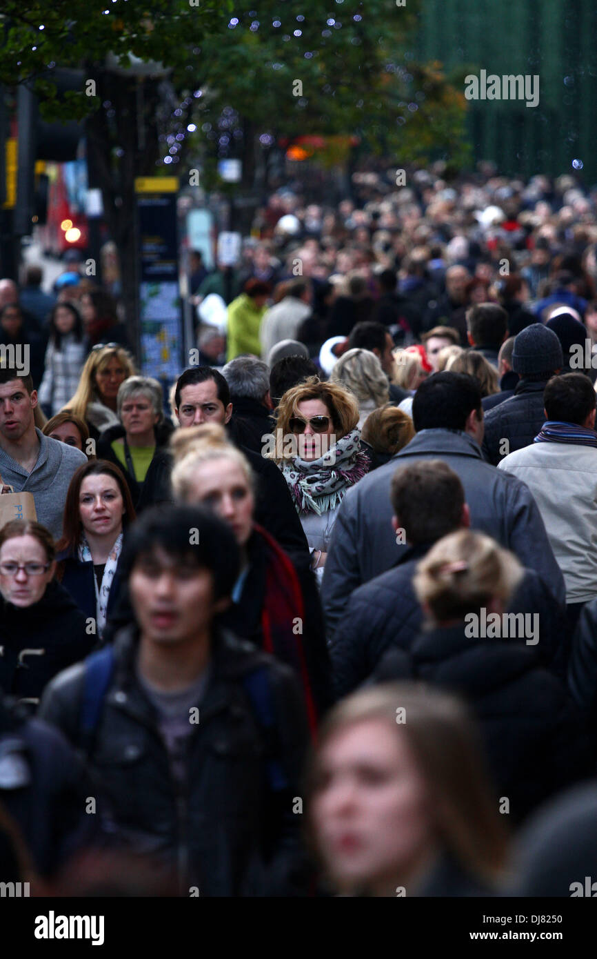 London busy street hi-res stock photography and images - Alamy