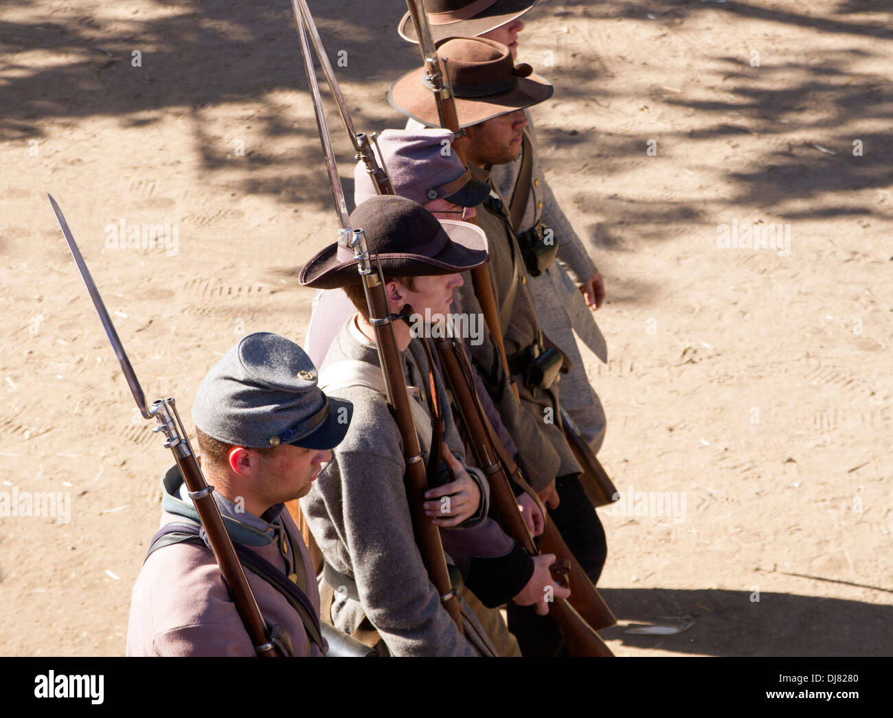 Confederate soldiers marching hi-res stock photography and images - Alamy