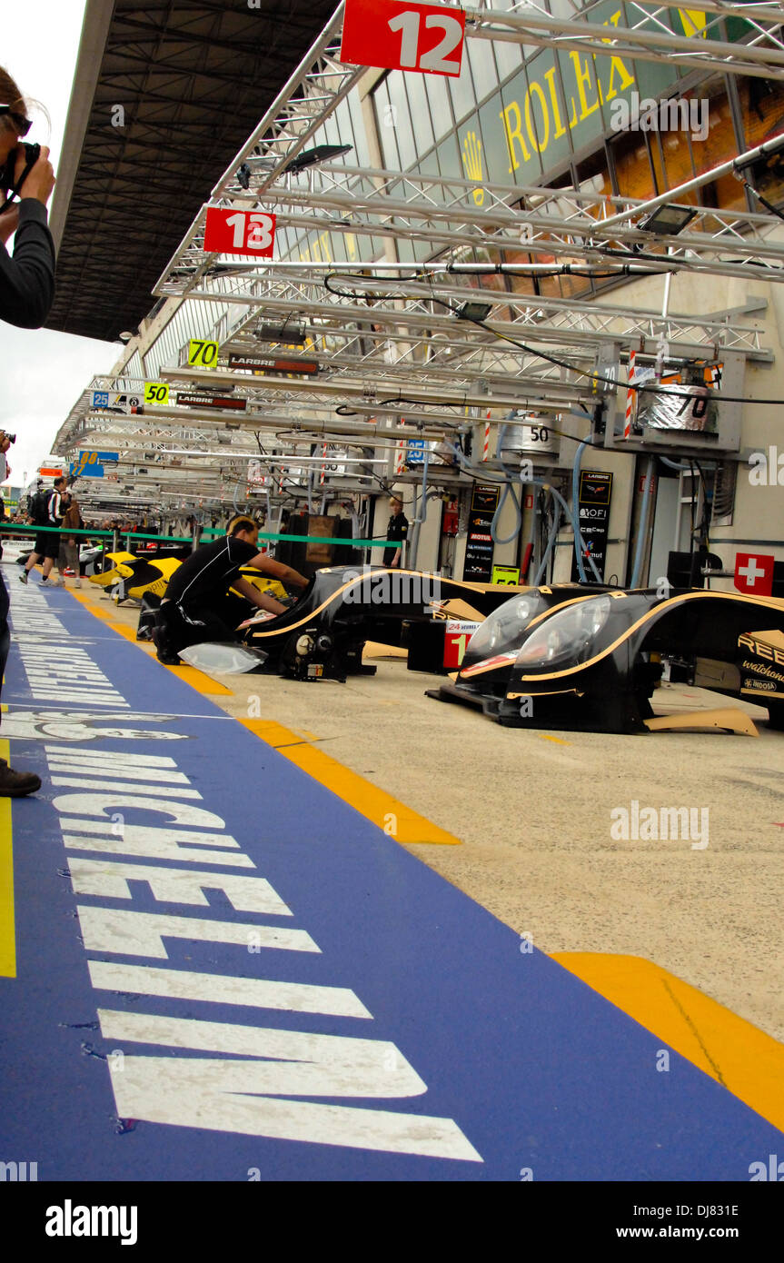Pit garage hi-res stock photography and images - Alamy