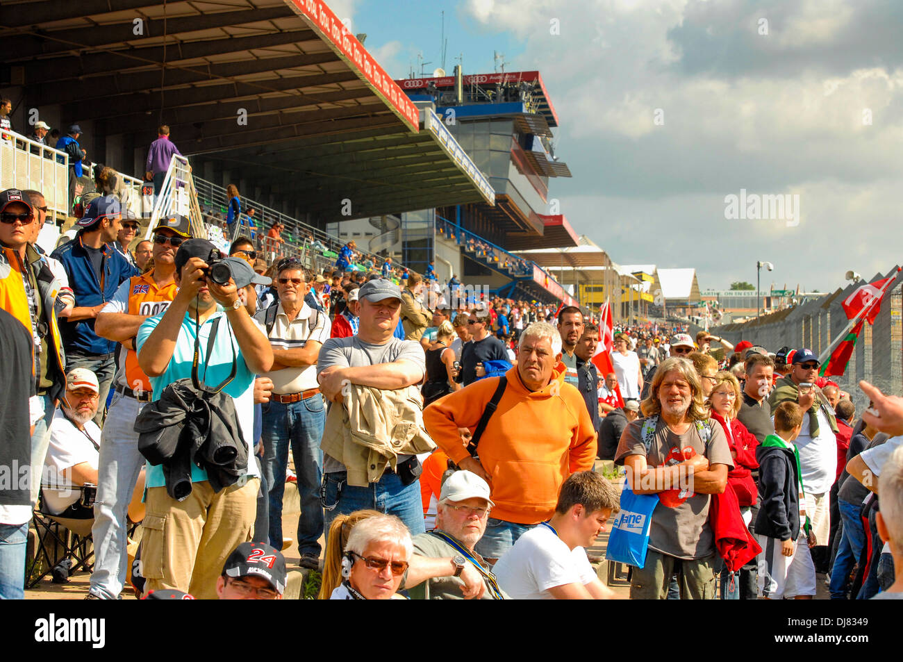 Spectators le mans hi-res stock photography and images - Alamy