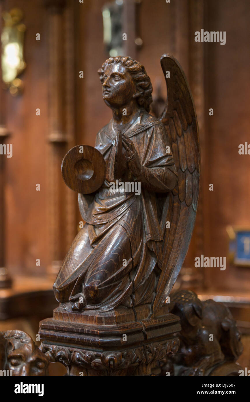 Wooden carved angel with cymbals in Salisbury Cathedral Stock Photo - Alamy