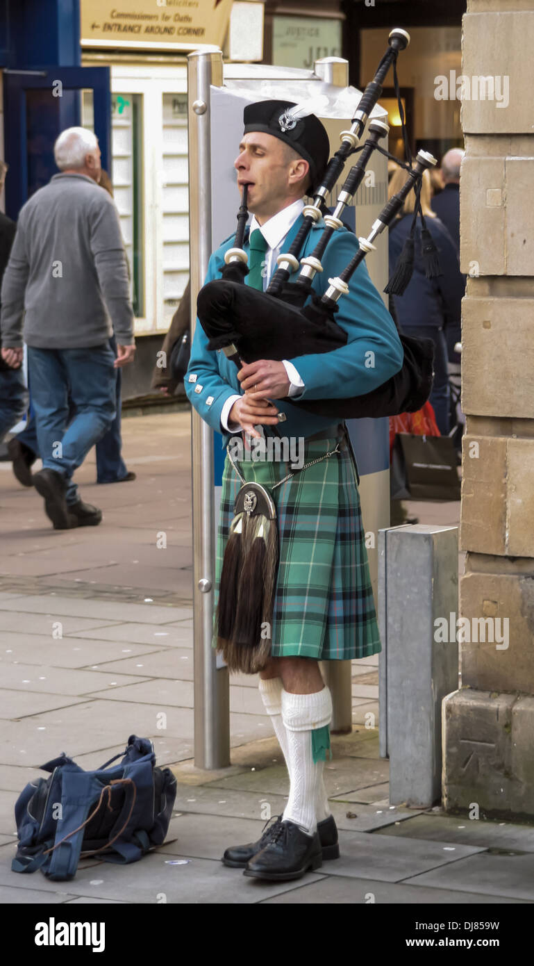 Scotsman in kilt hi-res stock photography and images - Alamy