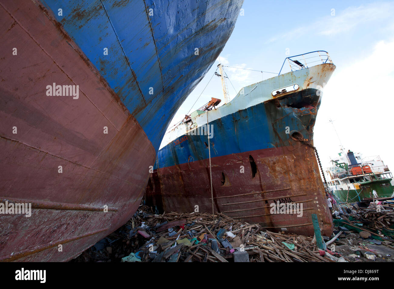 The extreme power of the storm surge accompanying Typhoon Haiyan ...
