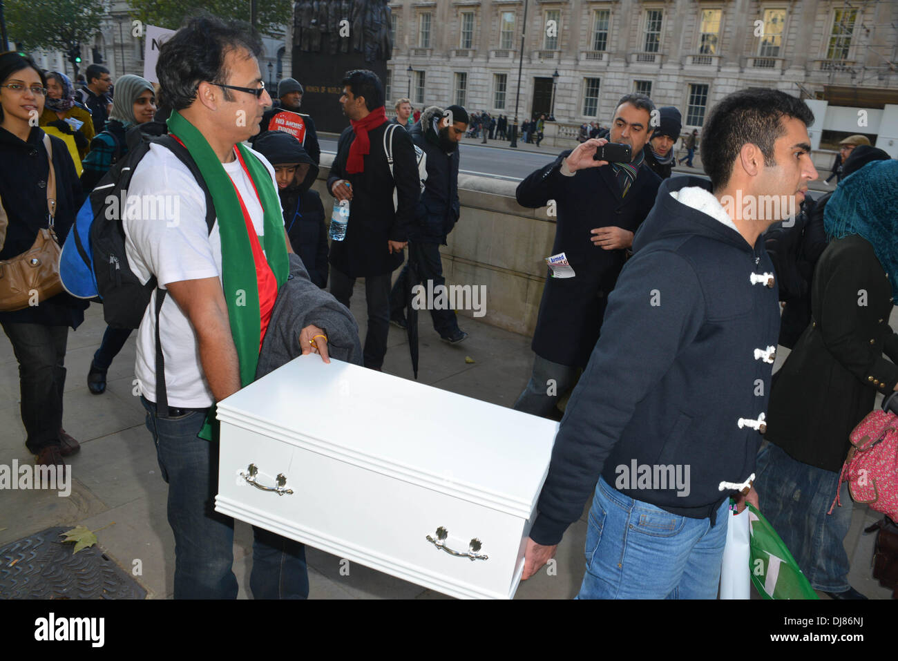 London UK 23th Nov 2013 : Hundreds of Pakistani UK carries a coffin ...