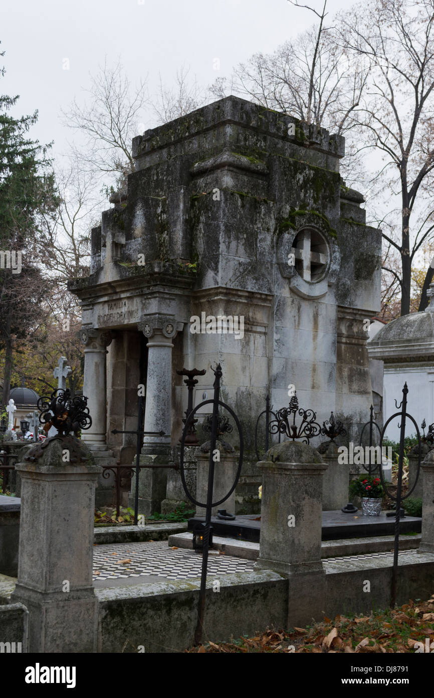 Grave monument in Bellu Cemetery, Bucharest, Romania Stock Photo - Alamy
