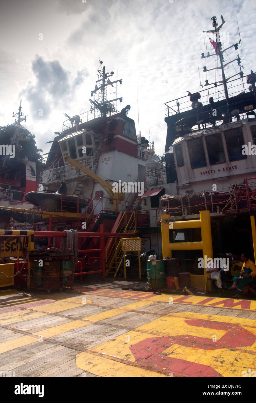 vessel along side ship to shop at river Stock Photo - Alamy