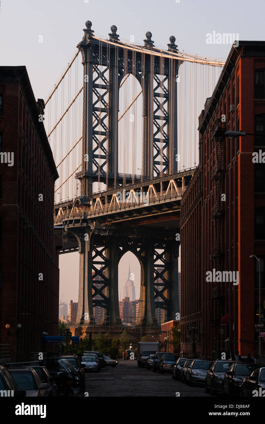Late afternoon vue of the Mahattan Bridge and Empire State Building ...