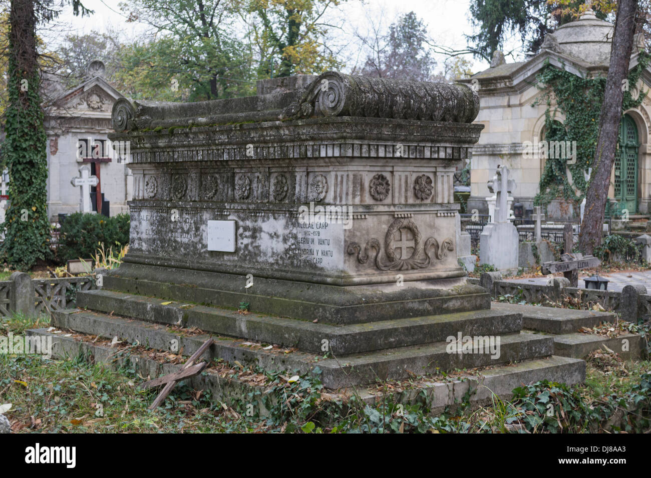 Bucharest bellu cemetery hi-res stock photography and images - Alamy