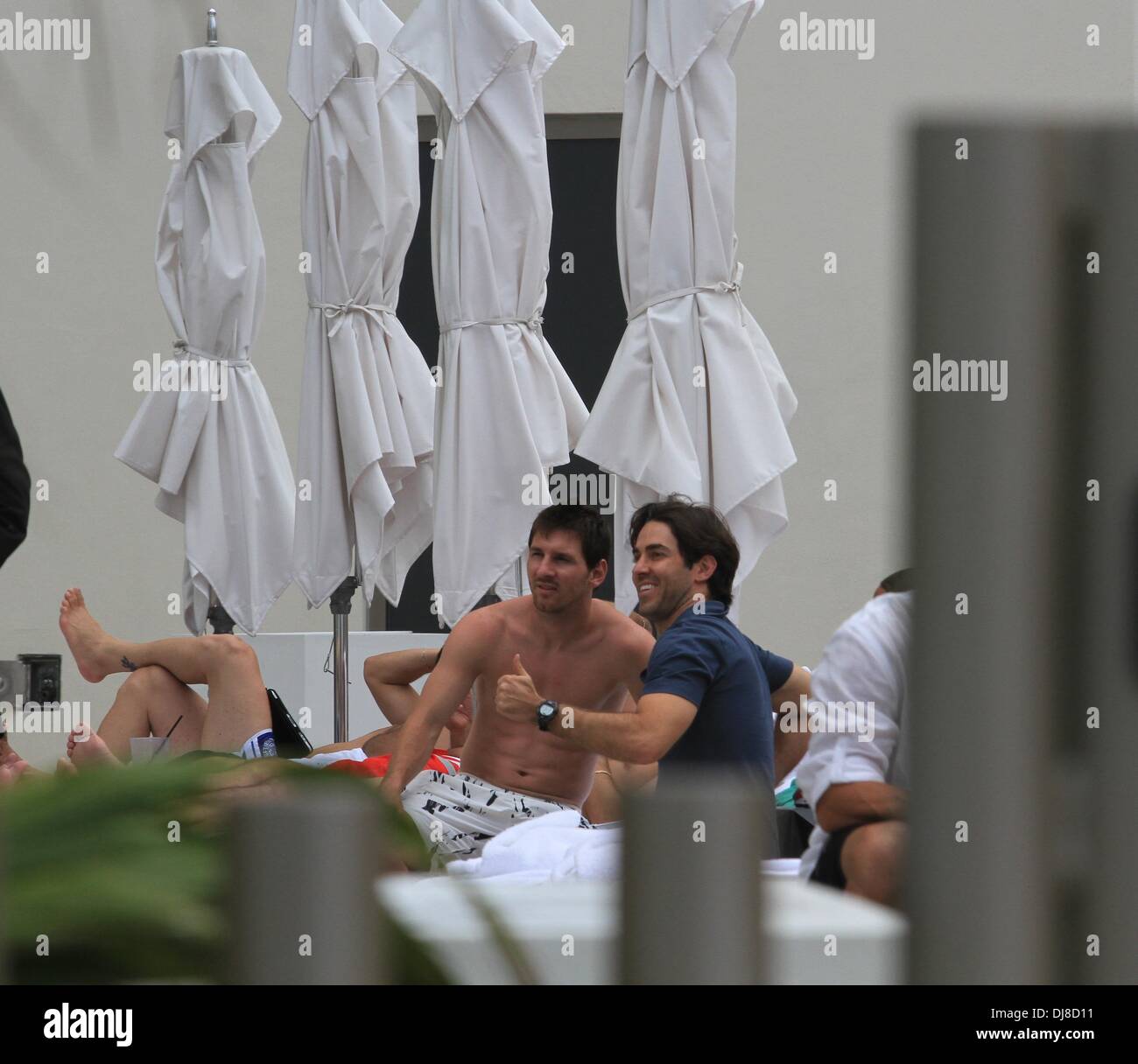 Leo Messi celebrates 25th birthday with friends and his family in cafe ...