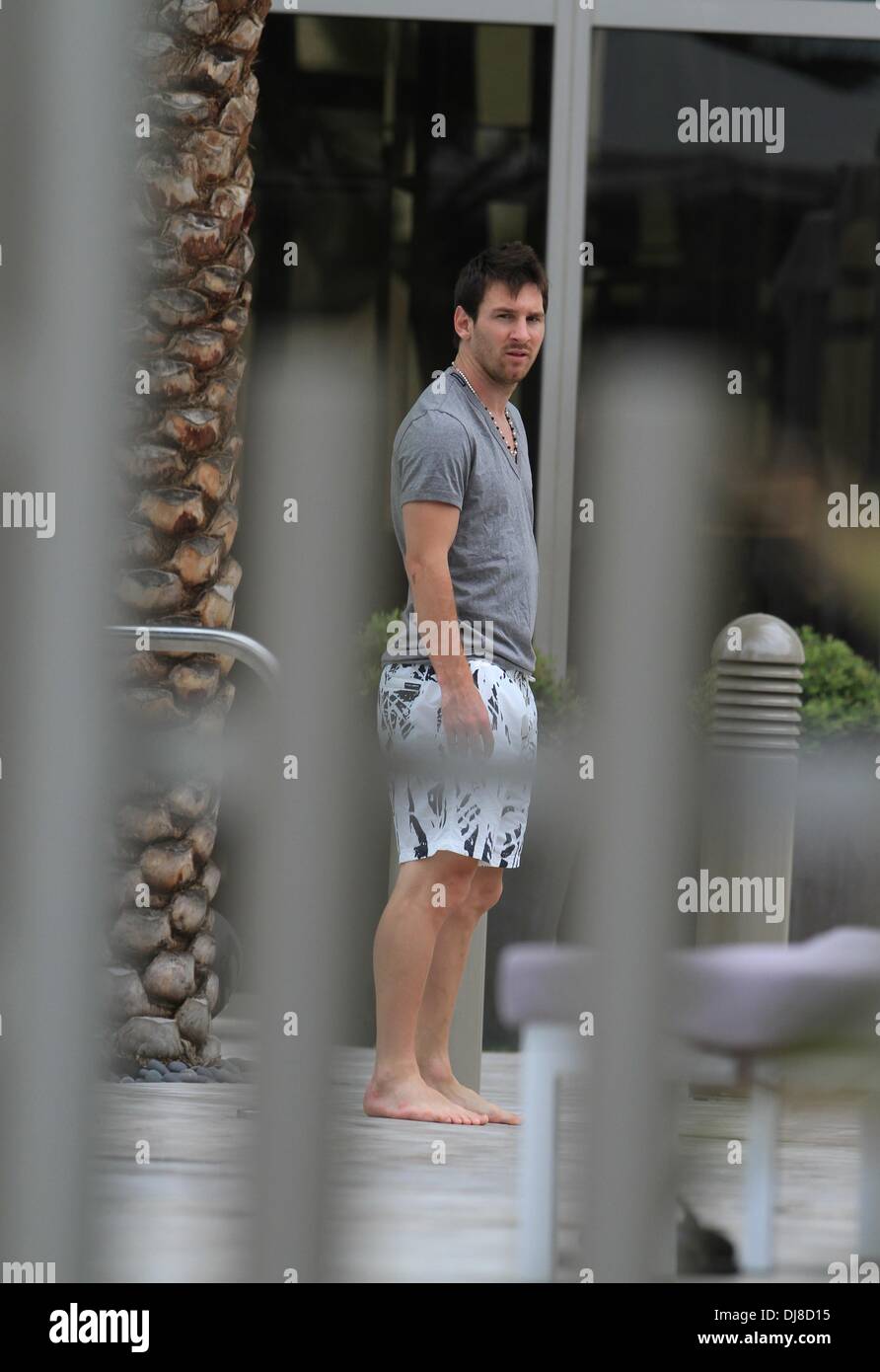 Leo Messi celebrates 25th birthday with friends and his family in cafe ...