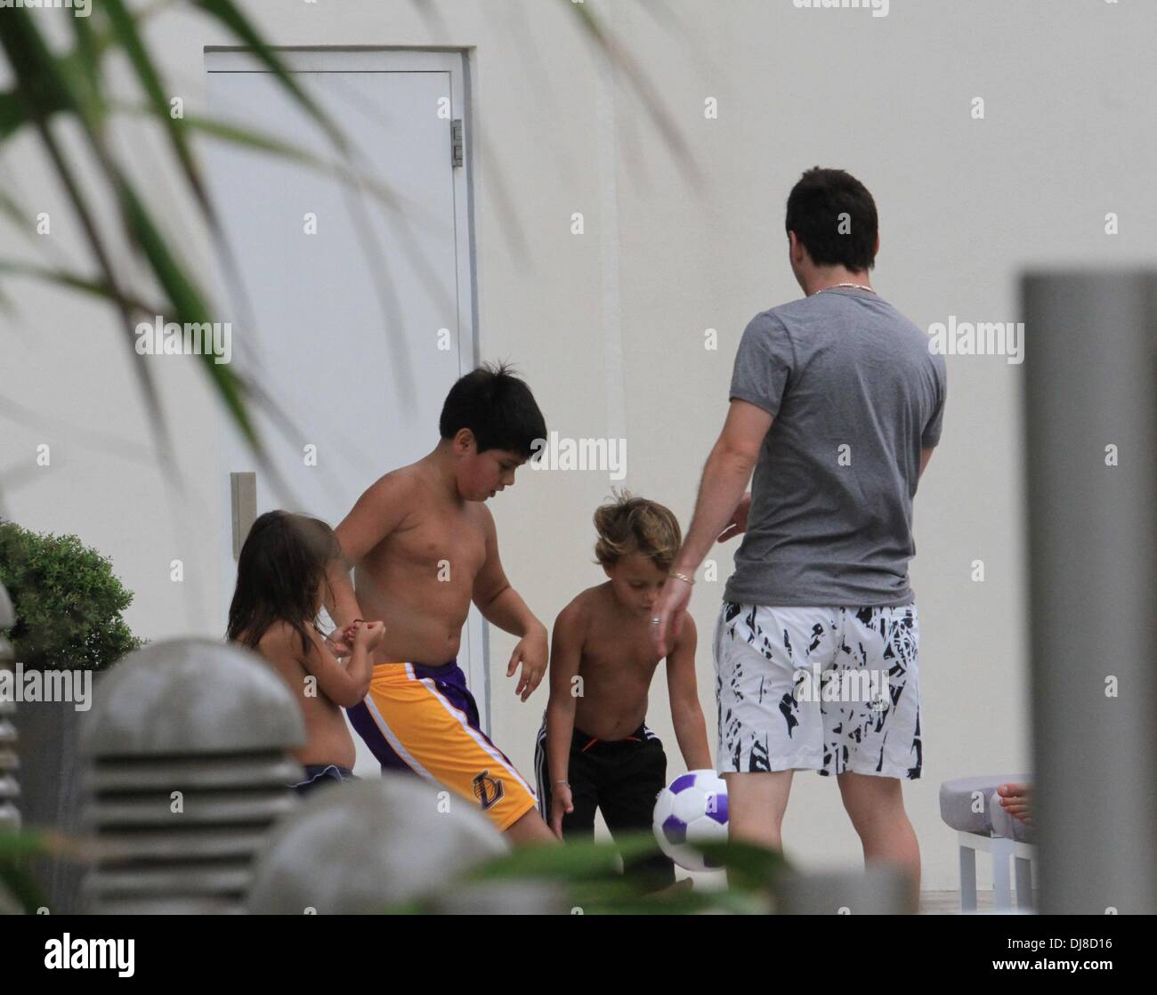 Leo Messi celebrates 25th birthday with friends and his family in cafe ...