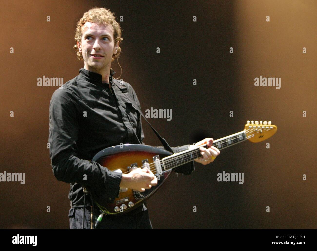 Singer Chris Martin of the band Coldplay in 2005 Stock Photo - Alamy