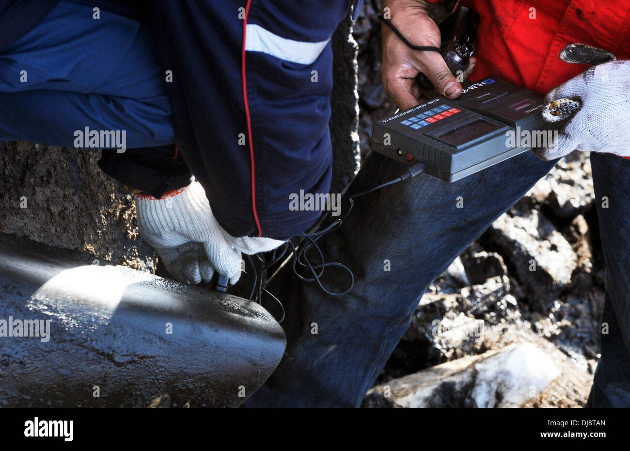 Broken oil pipeline hi-res stock photography and images - Alamy