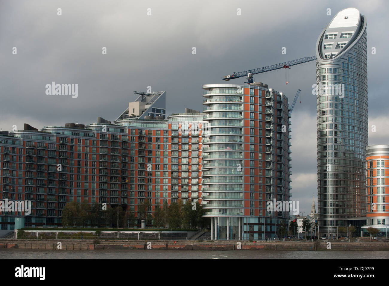 High rise luxury flats blackwall hi-res stock photography and images ...