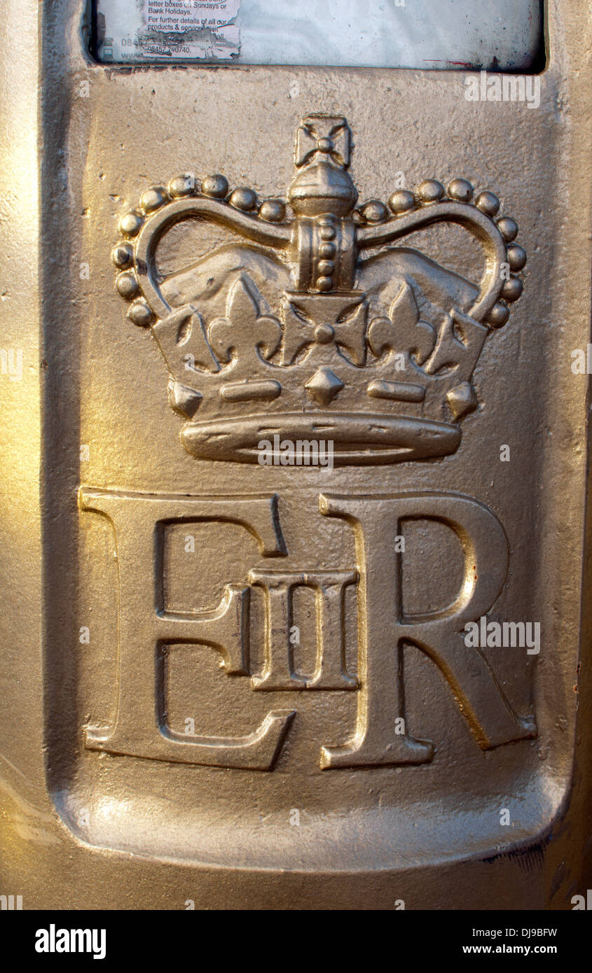 Gold painted ER post box Stock Photo - Alamy