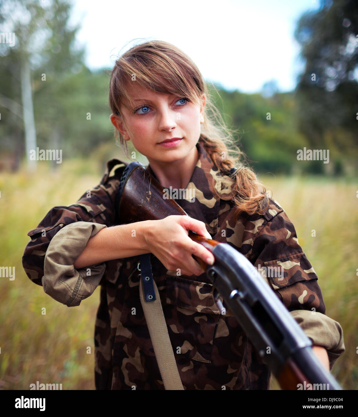 Young beautiful girl with a shotgun in an outdoor Stock Photo - Alamy