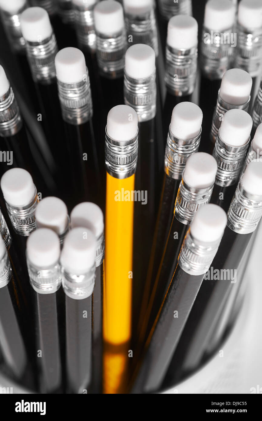 Single yellow pencil in a pot of black pencils Stock Photo - Alamy