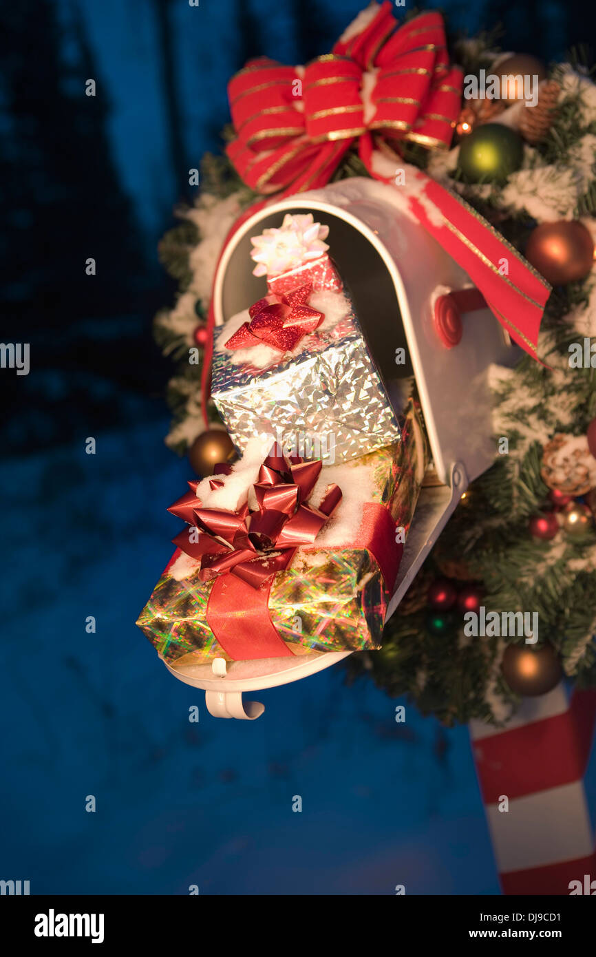 Christmas decoration red mailbox wreath hi-res stock photography and ...