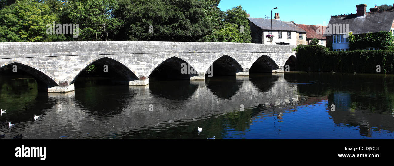Summer view of the stone road bridge, Fordingbridge town; River Avon ...