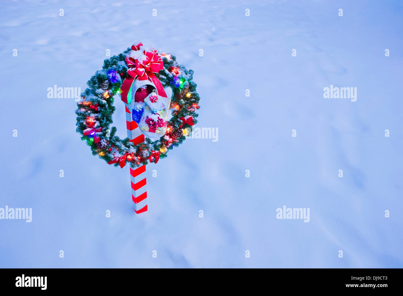 Christmas decoration red mailbox wreath hi-res stock photography and ...