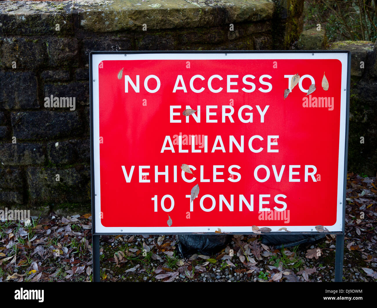 No Access sign for heavy vehicles, England, UK Stock Photo - Alamy