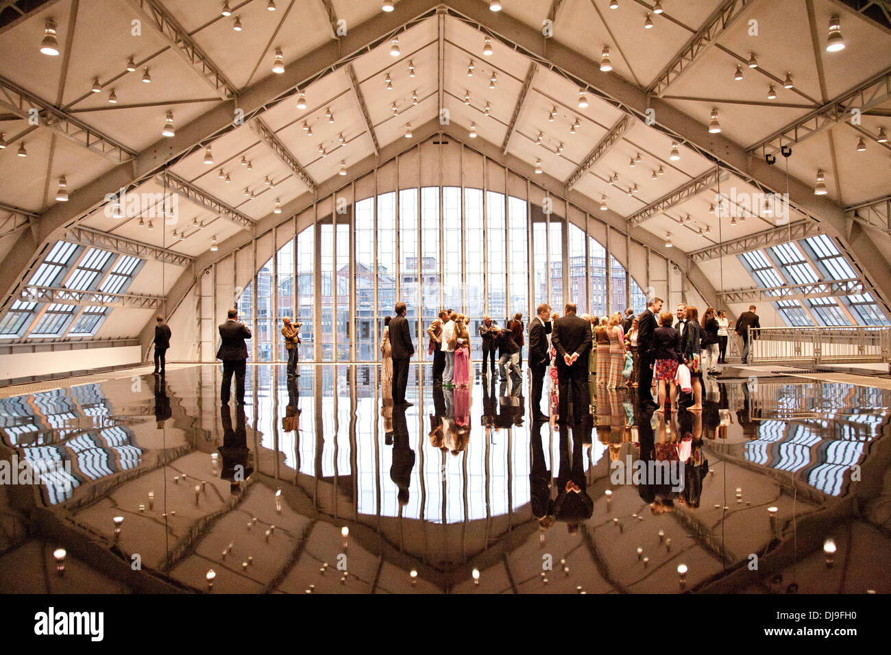 Antony Gormley's artwork Horizon Field Hamburg at a Next Art Generation ...