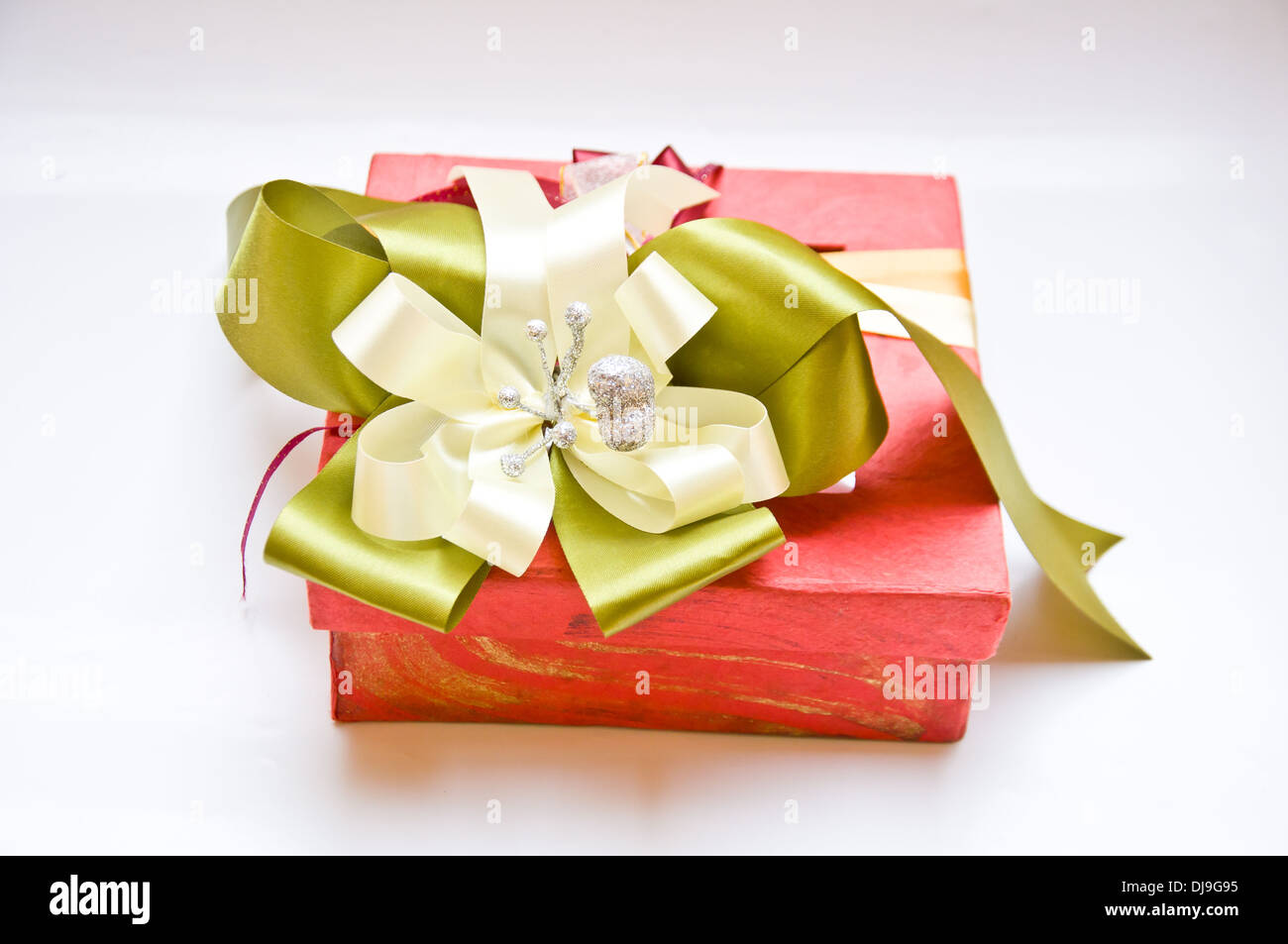 red box and green bow on white background Stock Photo - Alamy