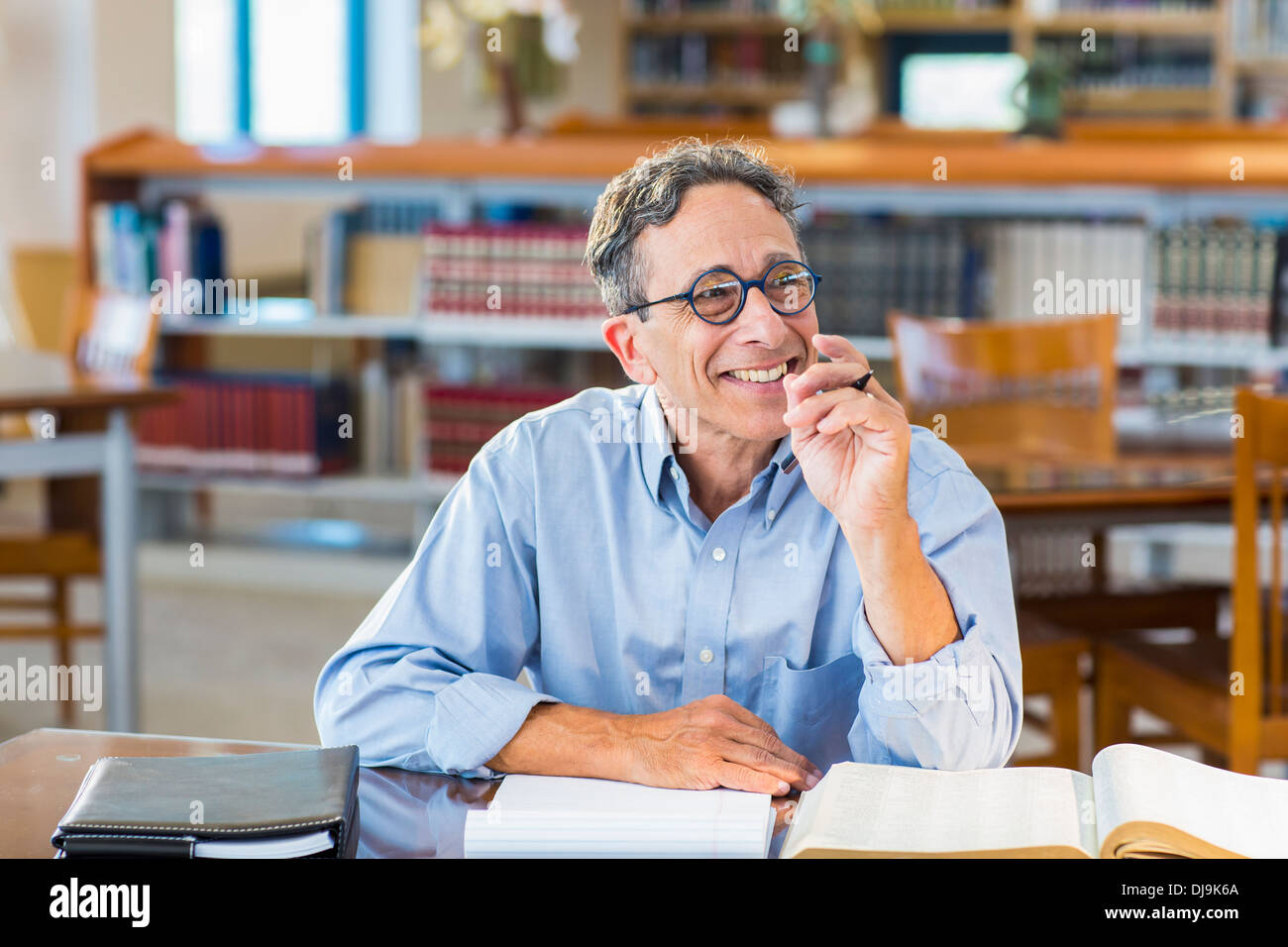 Senior library hi-res stock photography and images - Alamy