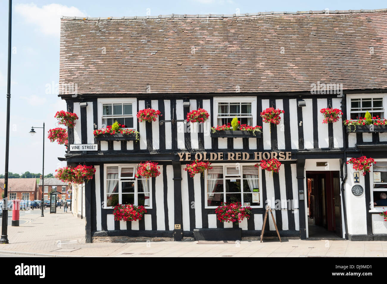 Tudor style pub hi-res stock photography and images - Alamy