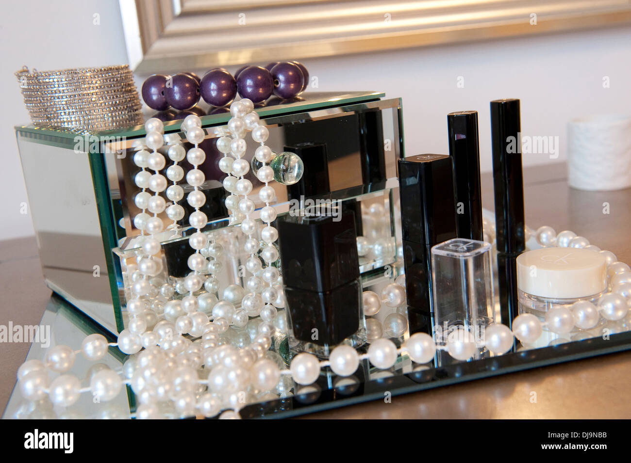 Cosmetics and jewellery hi-res stock photography and images - Alamy