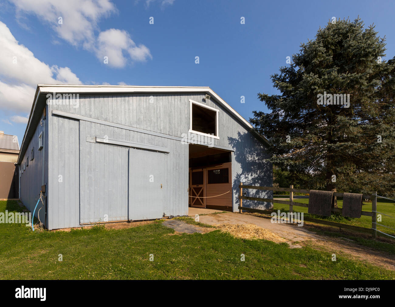 Blue barn hi-res stock photography and images - Alamy