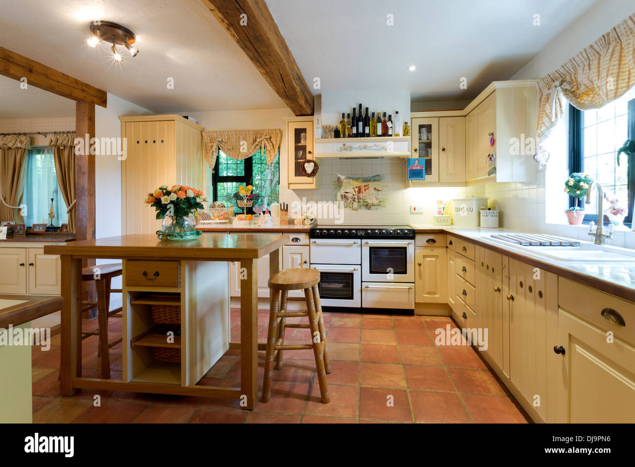 Empty cottage kitchen Stock Photo - Alamy