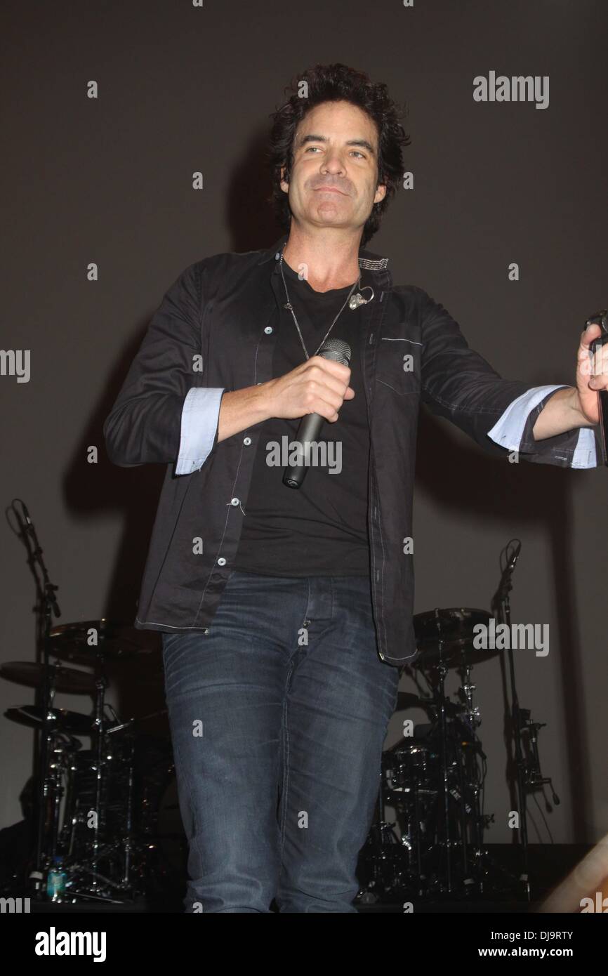 New York, New York, USA. 24th Nov, 2013. PAT MONAHAN OF THE BAND TRAIN ...