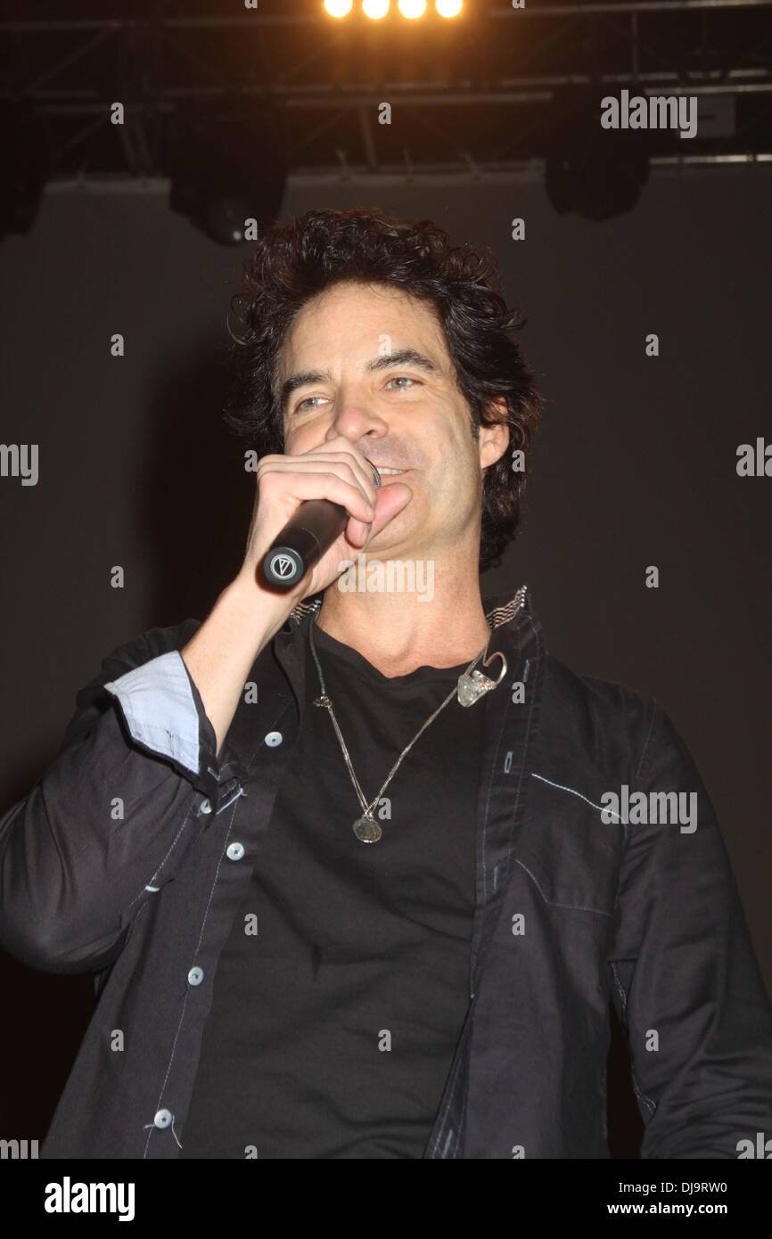 New York, New York, USA. 24th Nov, 2013. PAT MONAHAN OF THE BAND TRAIN ...