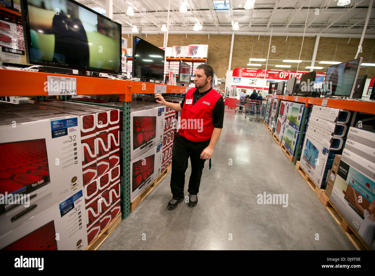 COSTCO employees arrange items in newly open store in Texas Stock Photo ...