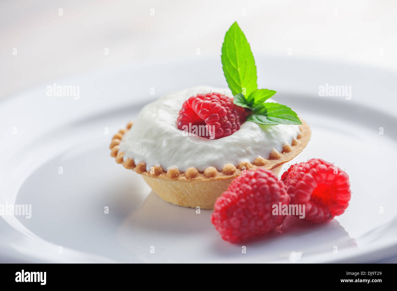 Food round cake raspberry hi-res stock photography and images - Alamy