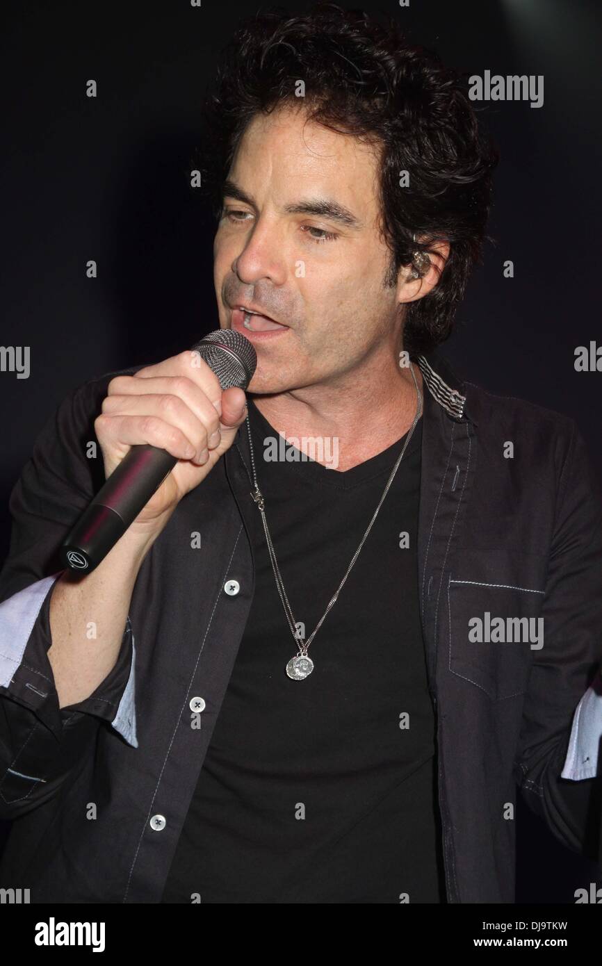 New York, New York, USA. 24th Nov, 2013. PAT MONAHAN OF THE BAND TRAIN ...