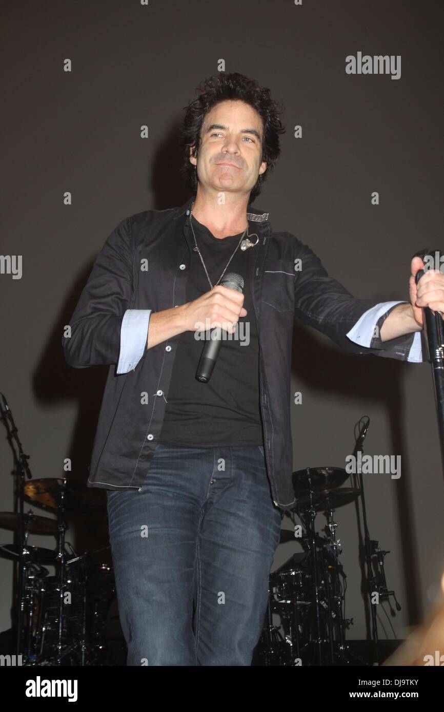 New York, New York, USA. 24th Nov, 2013. PAT MONAHAN OF THE BAND TRAIN ...