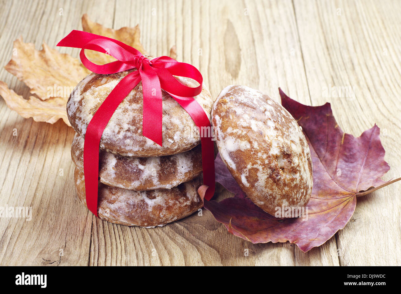 Yellow ribbon round cake hi-res stock photography and images - Alamy
