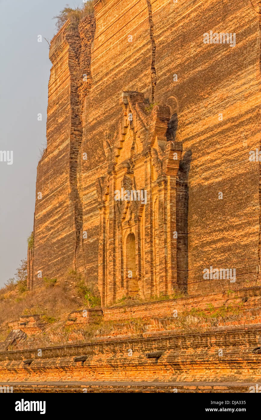 Mingun sightseeing hi-res stock photography and images - Alamy