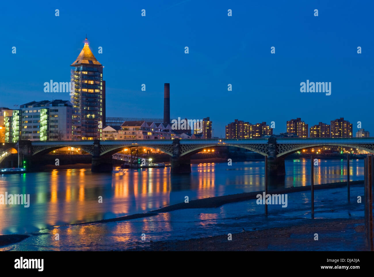 Chelsea harbour hi-res stock photography and images - Alamy