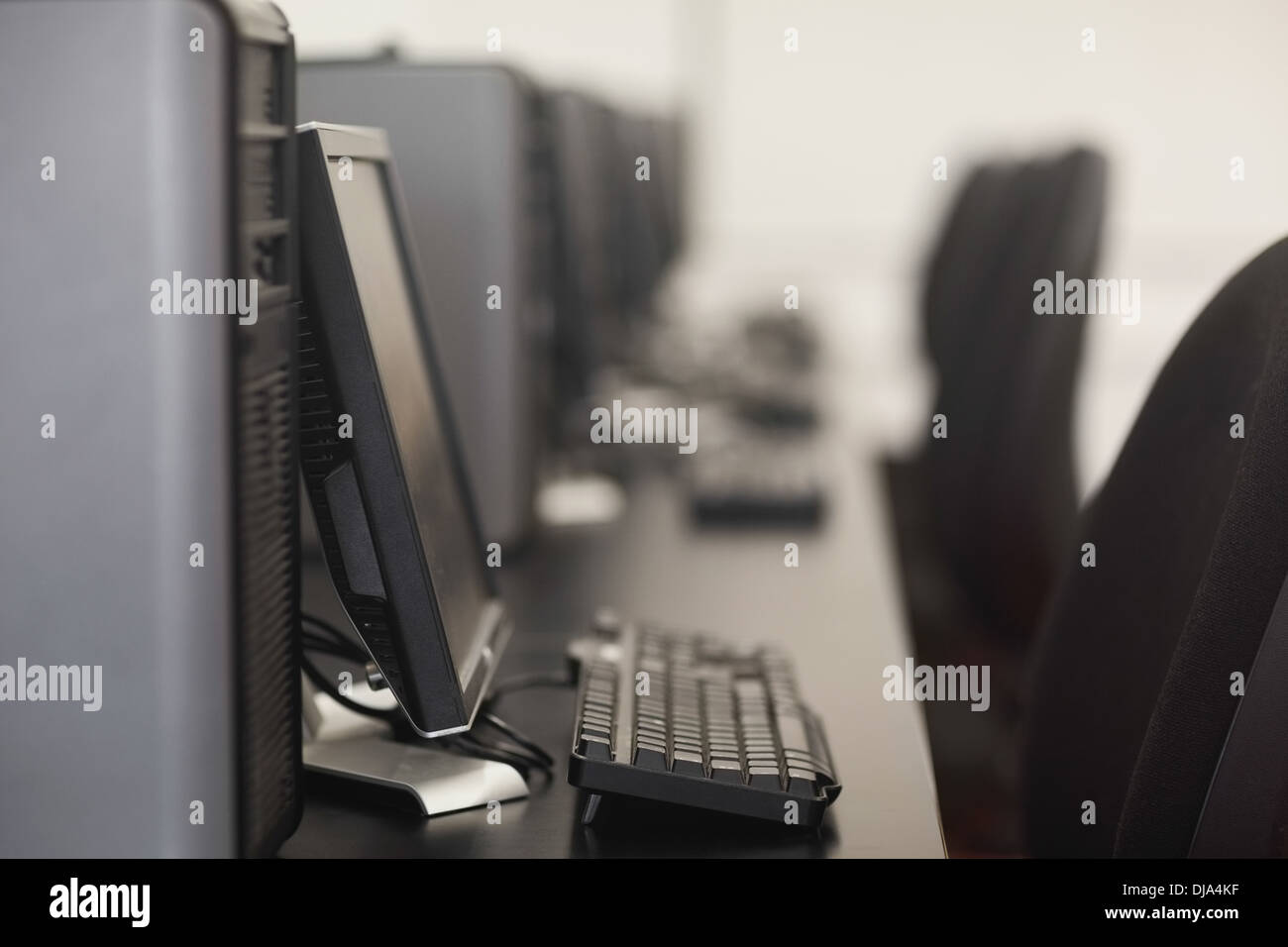 Empty computer class room hi-res stock photography and images - Alamy