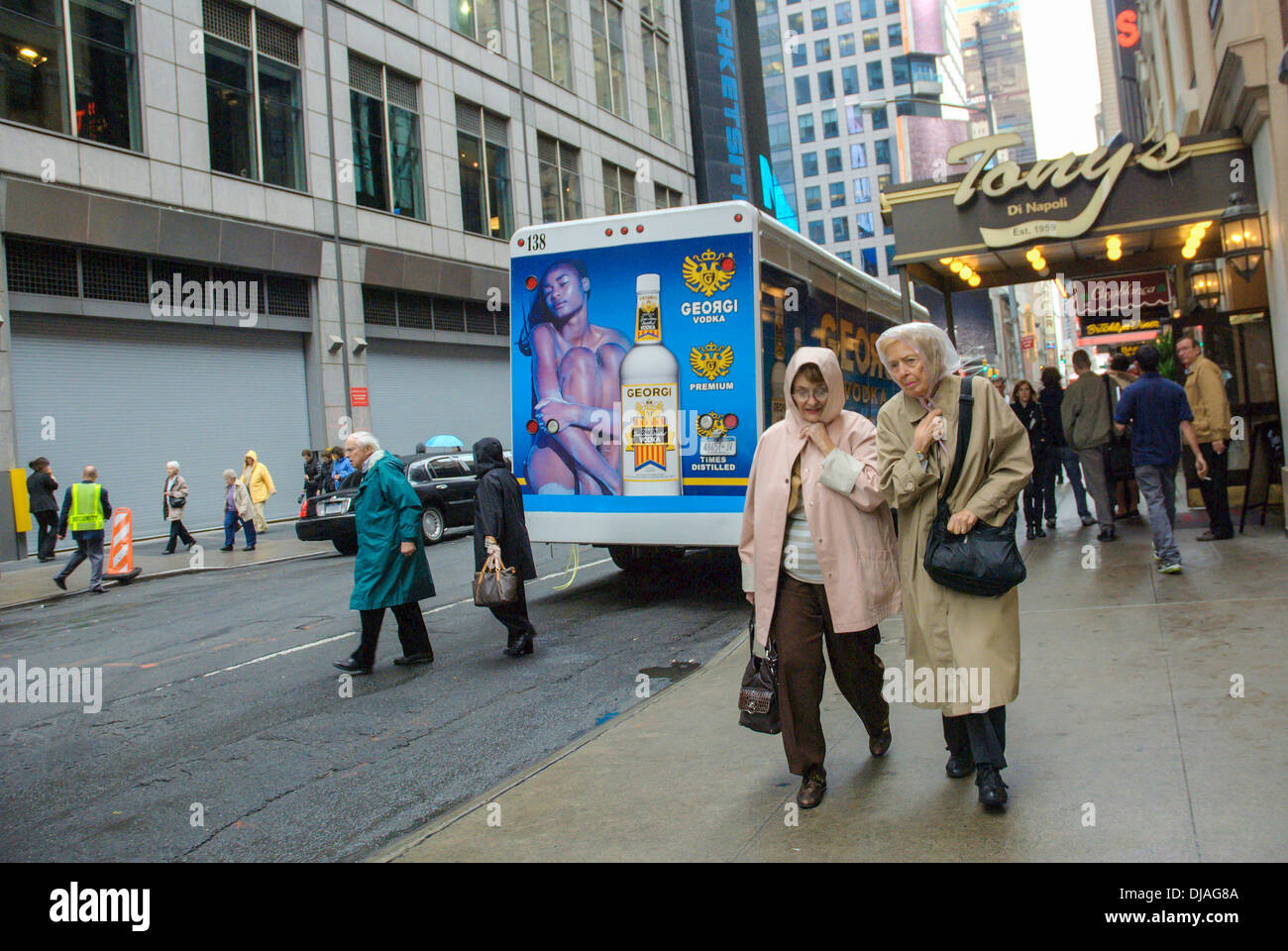 New York theatre goers Stock Photo - Alamy