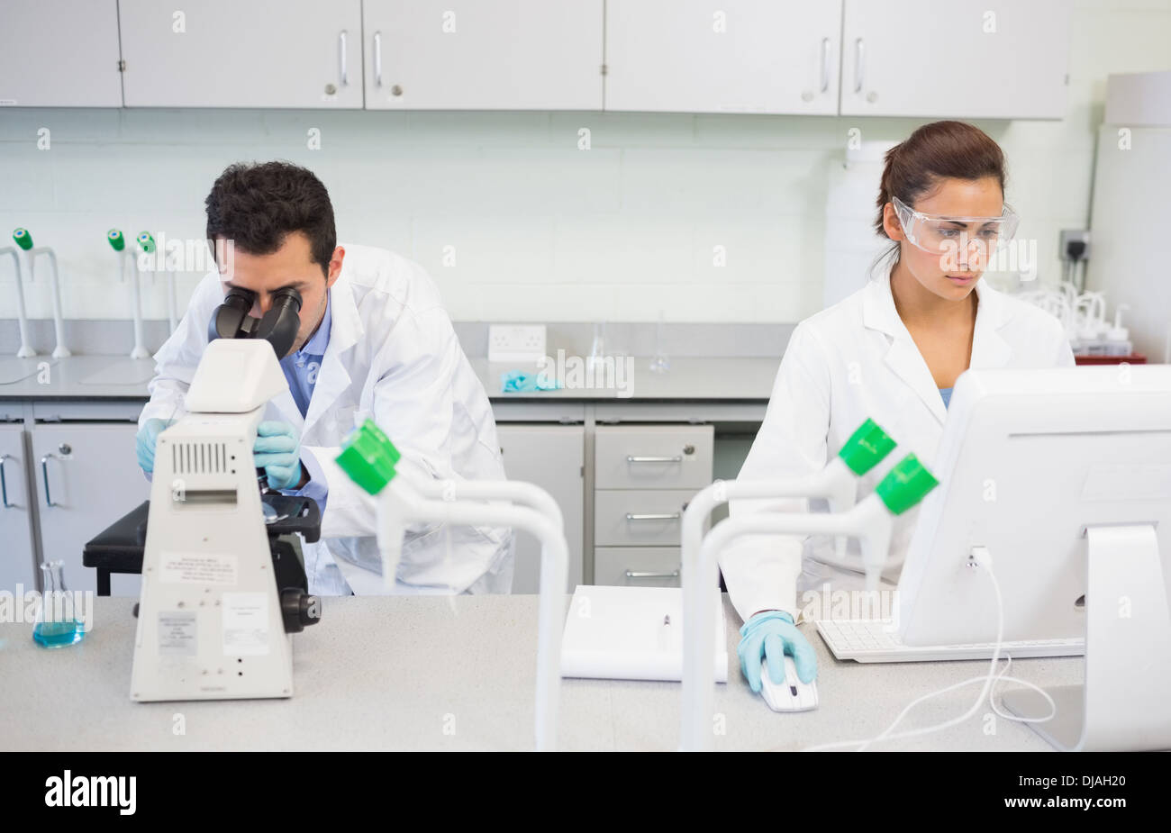 Medical researchers microscope hi-res stock photography and images - Alamy