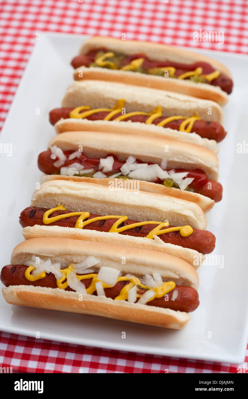 Hot dogs plate hi-res stock photography and images - Alamy